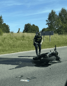 Kraupi avarija prie Palangos: dėl motociklininko gyvybės kovota vietoje ...